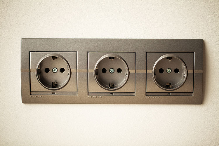 Comment nettoyer des prises électriques et les interrupteurs ? | Hubliss Comment nettoyer des prises électriques et les interrupteurs ? | Hubliss